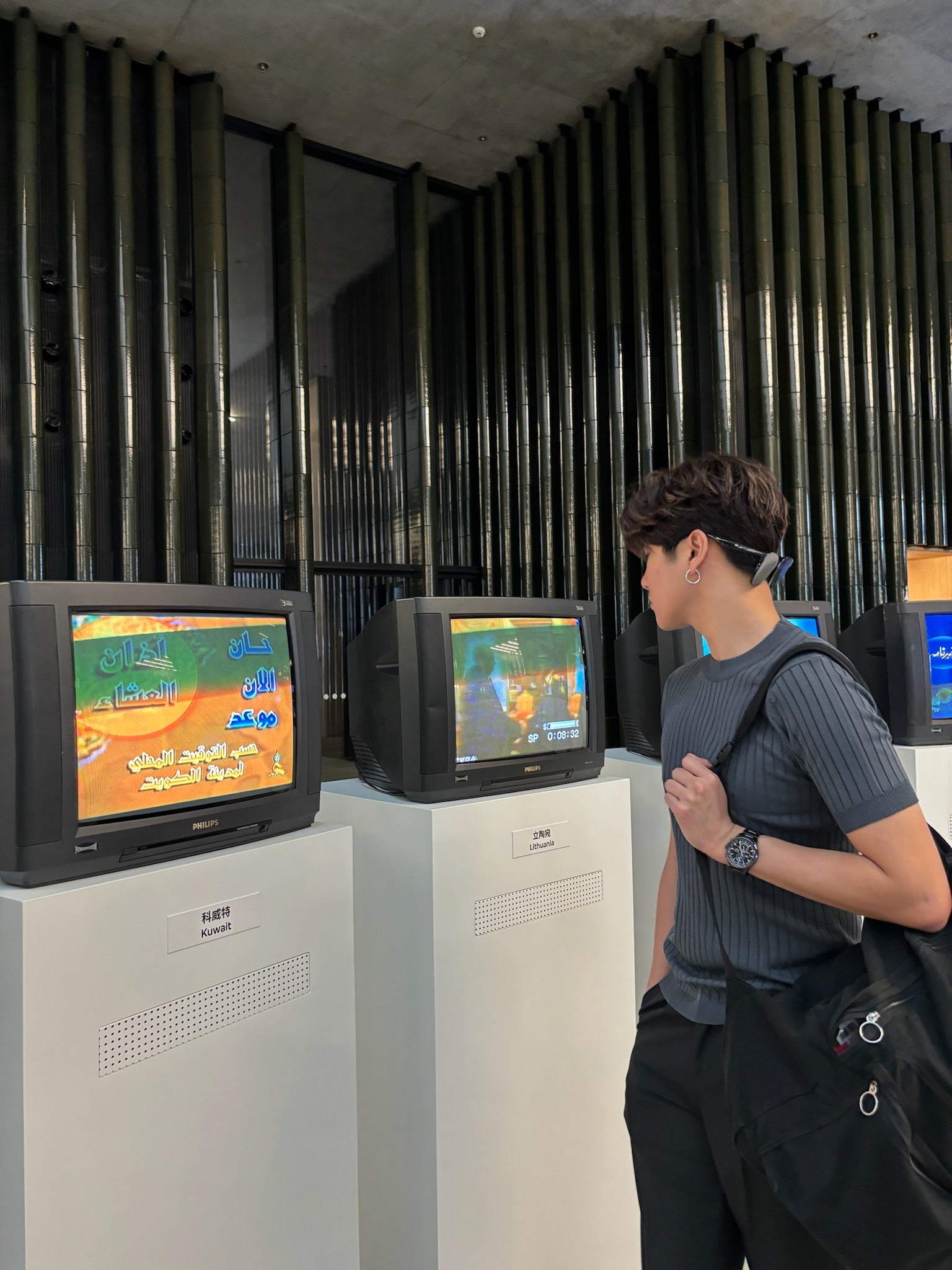 短袖基本款>碳灰圓領細間紋上衣 – 179CM.Korea